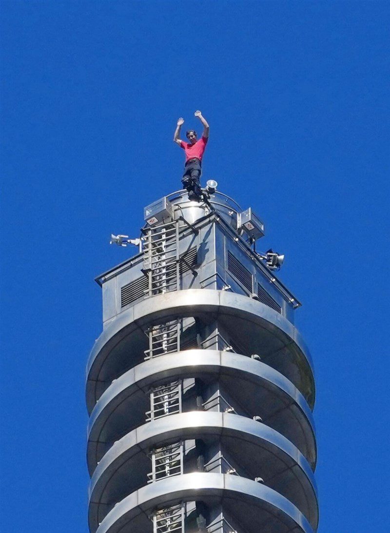 Alex Honnold réussit l’ascension de Taipei 101 en free solo et établit ...